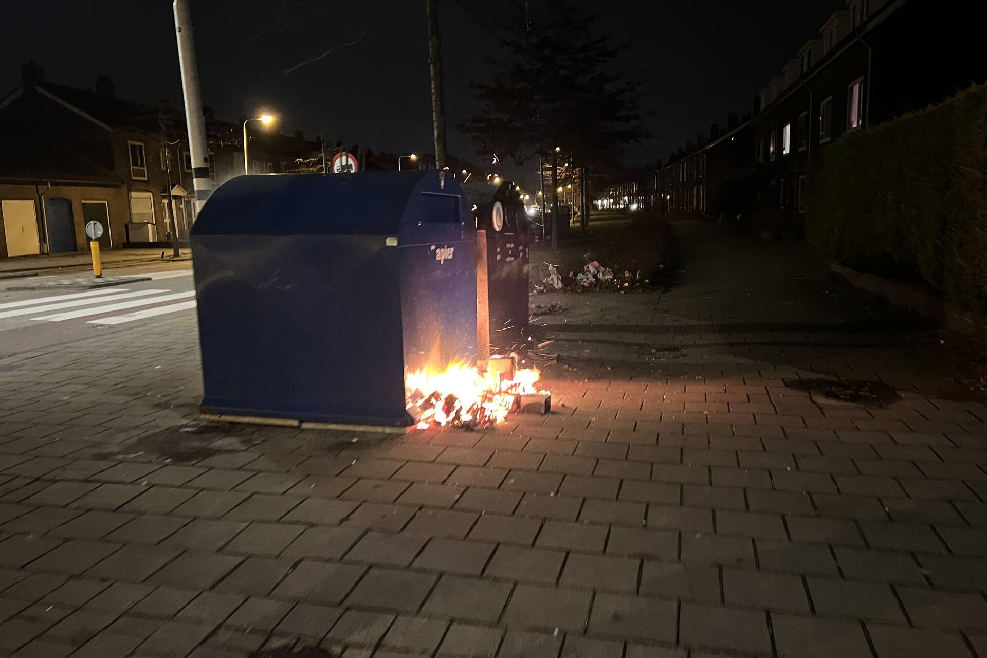 Brandweer blust rotzooi tussen containers | 112-nu.nl