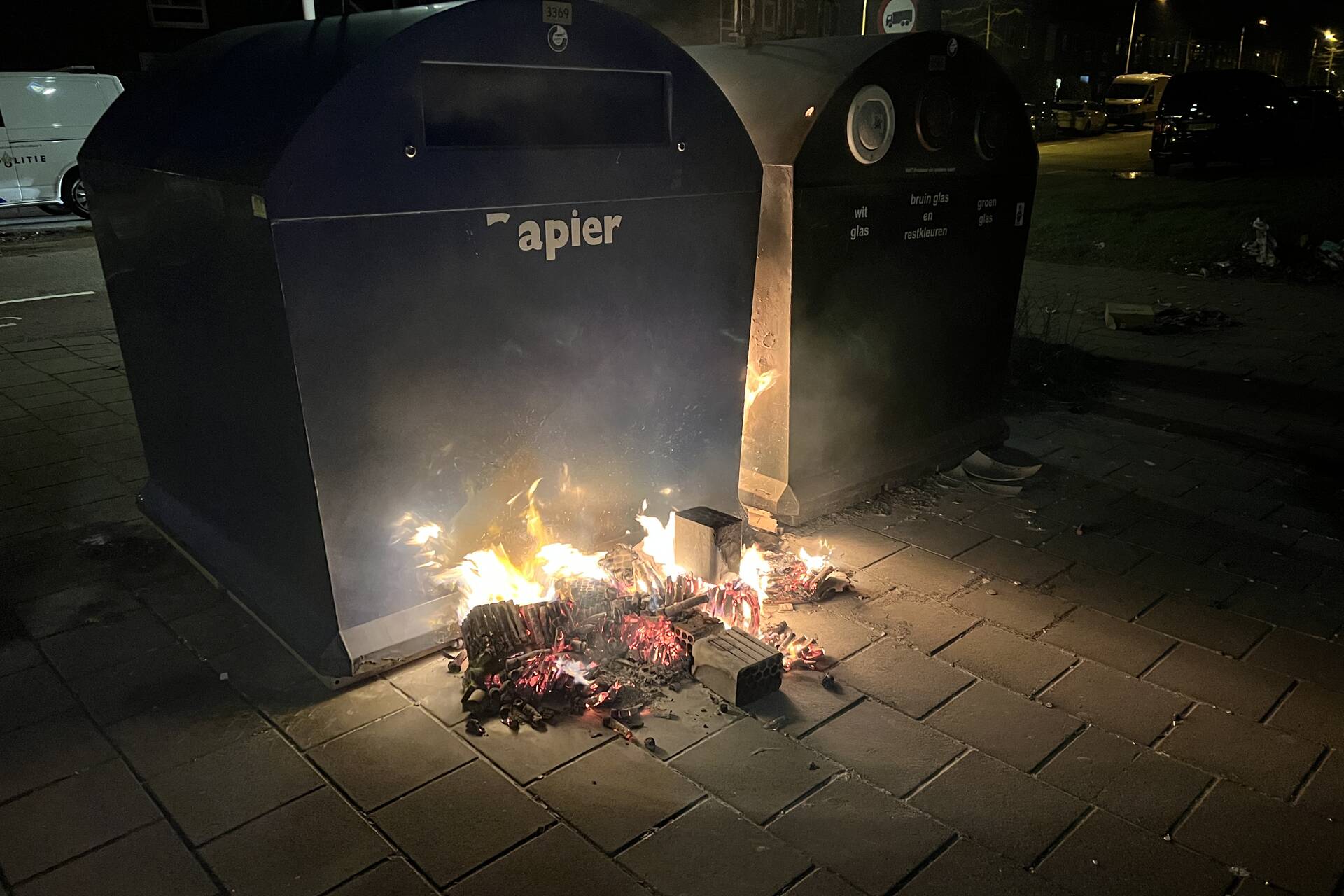 Brandweer blust rotzooi tussen containers | 112-nu.nl