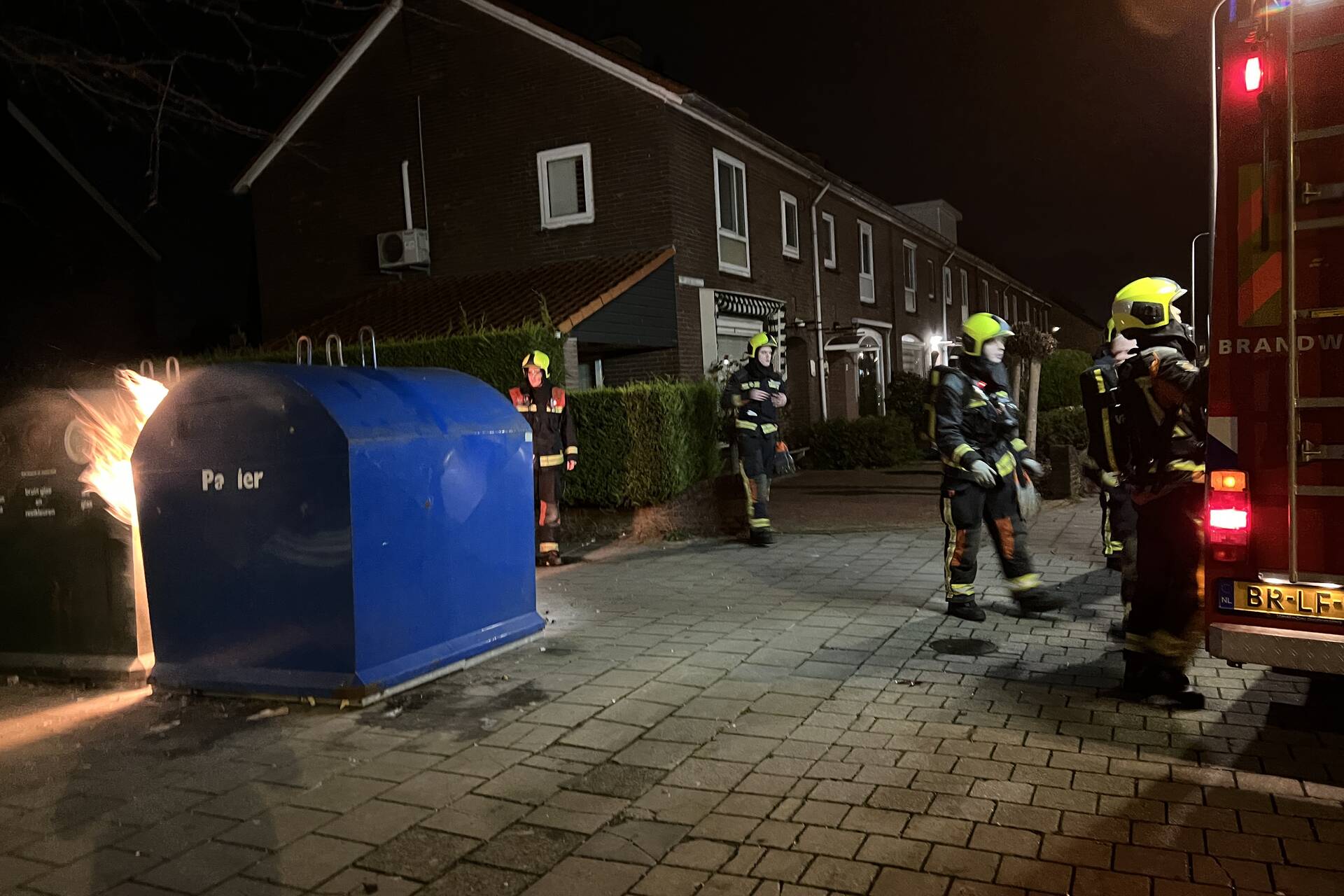 Brandweer blust rotzooi tussen containers | 112-nu.nl