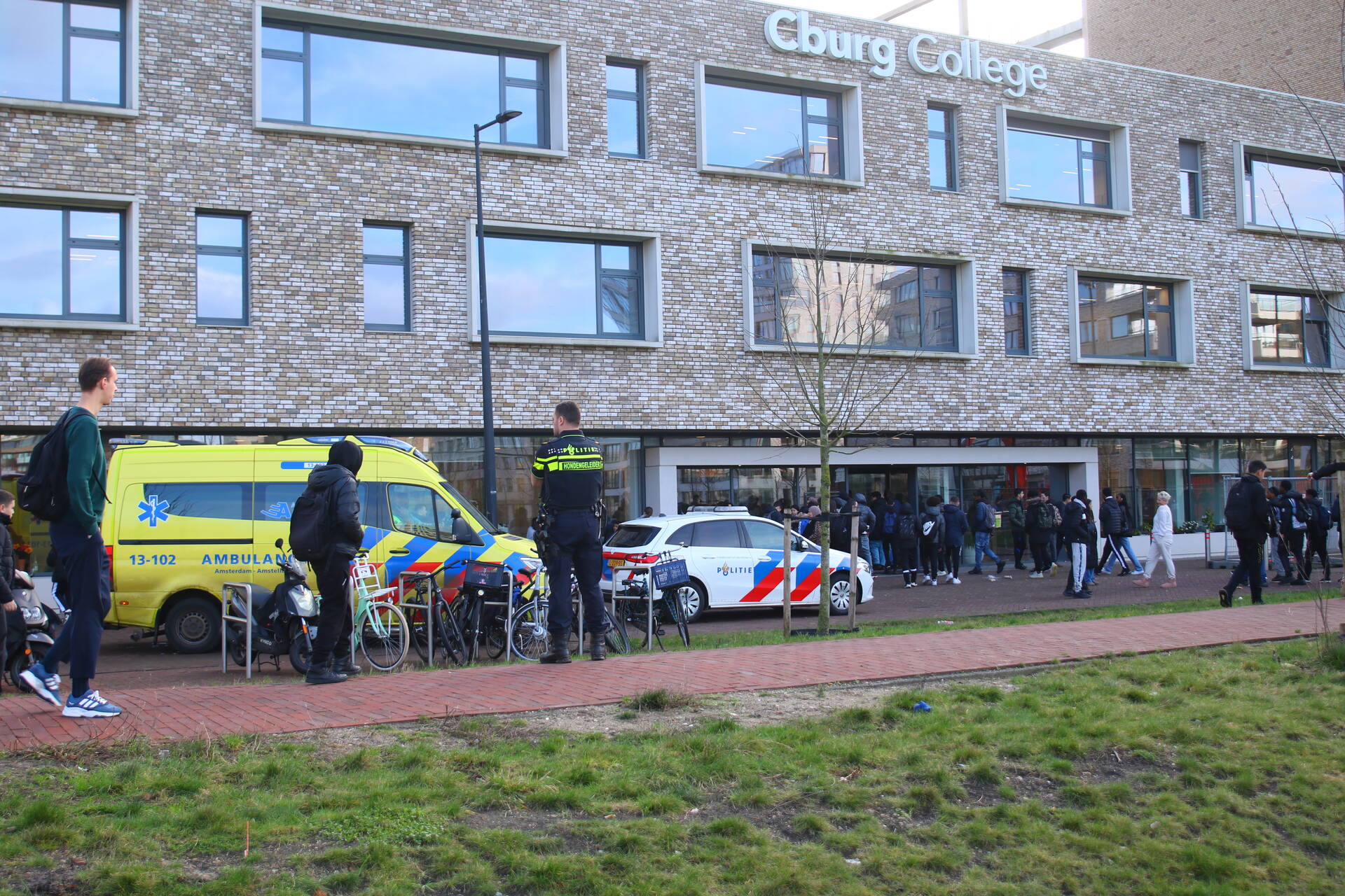 Gewonde bij steekpartij Cburg College | 112-nu.nl