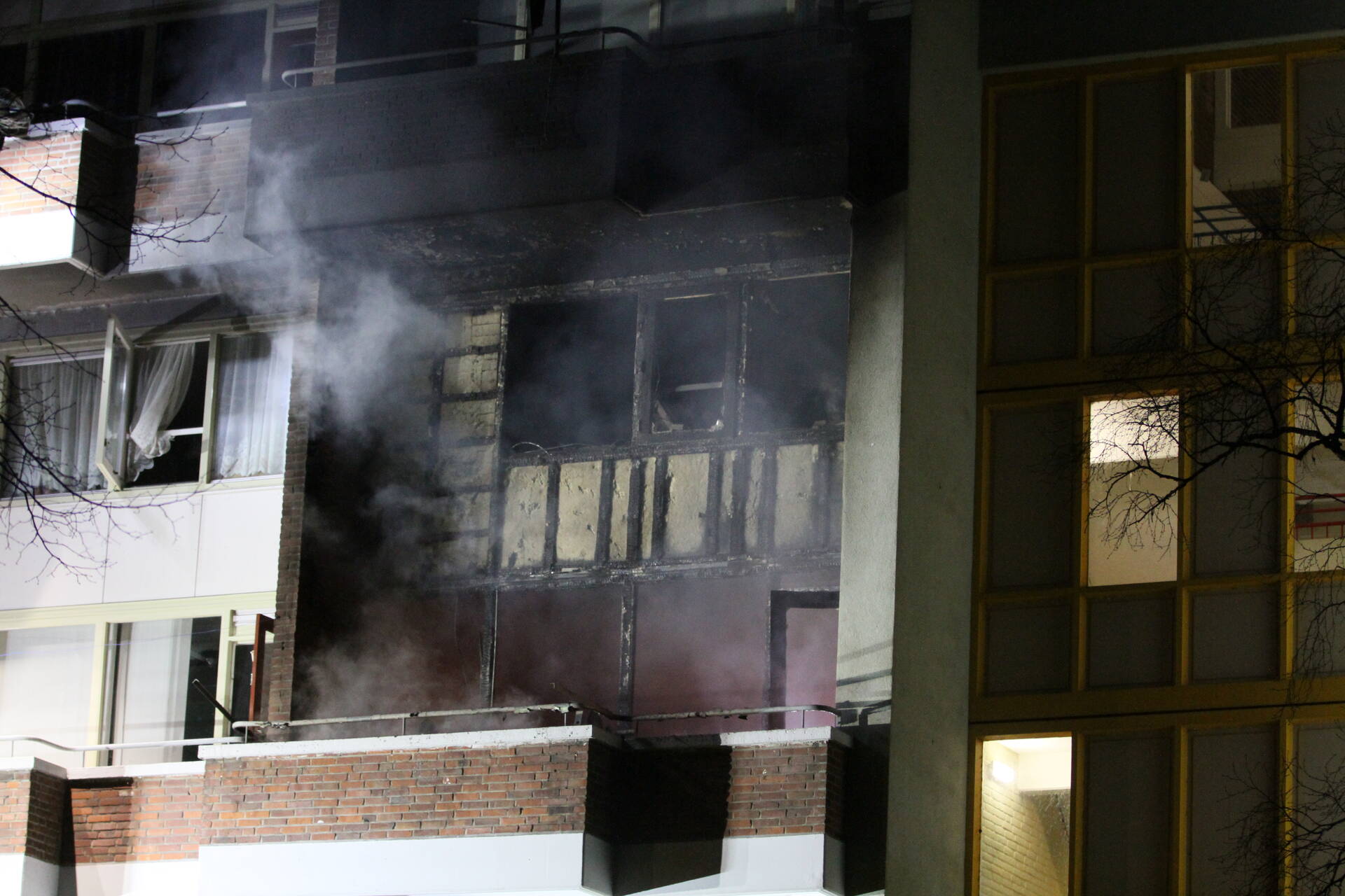 Gewonde bij grote brand met veel rook in flatgebouw | 112-nu.nl