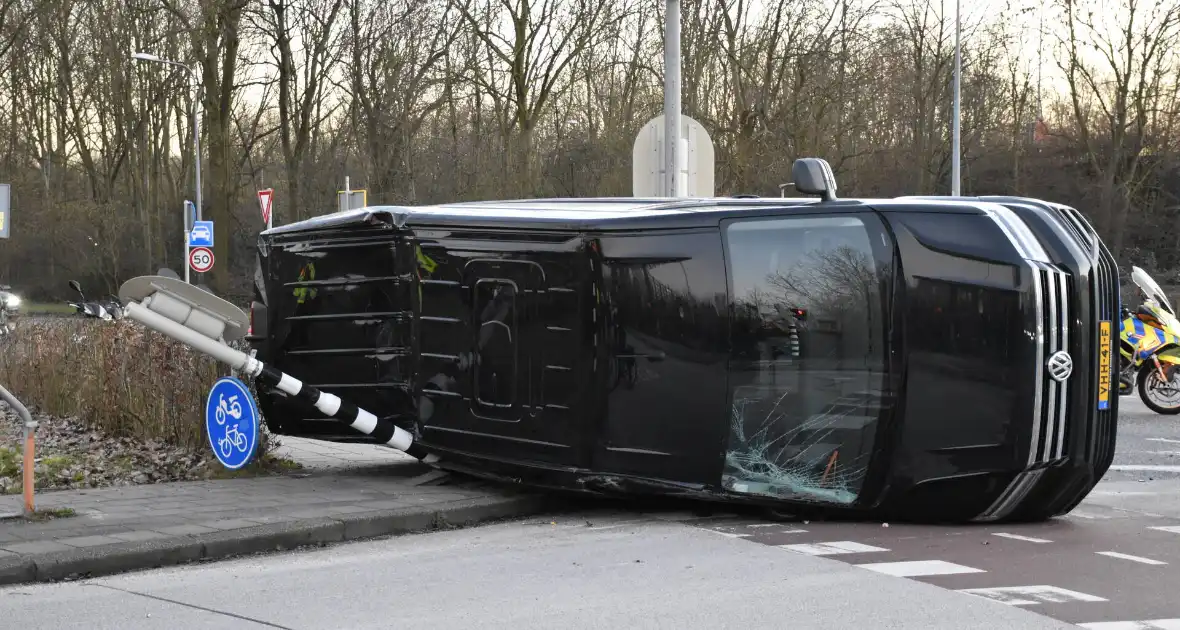 Bestelbus op zijn kant bij ongeval op kruising | 112-nu.nl