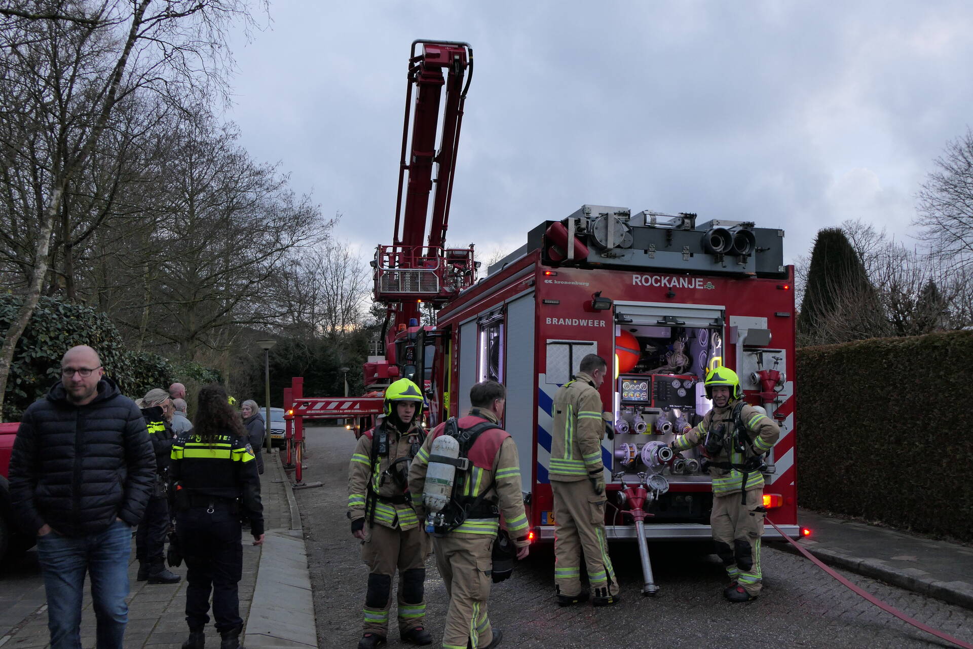 Brandweer controleert schoorsteen vanwege mogelijke brand | 112-nu.nl