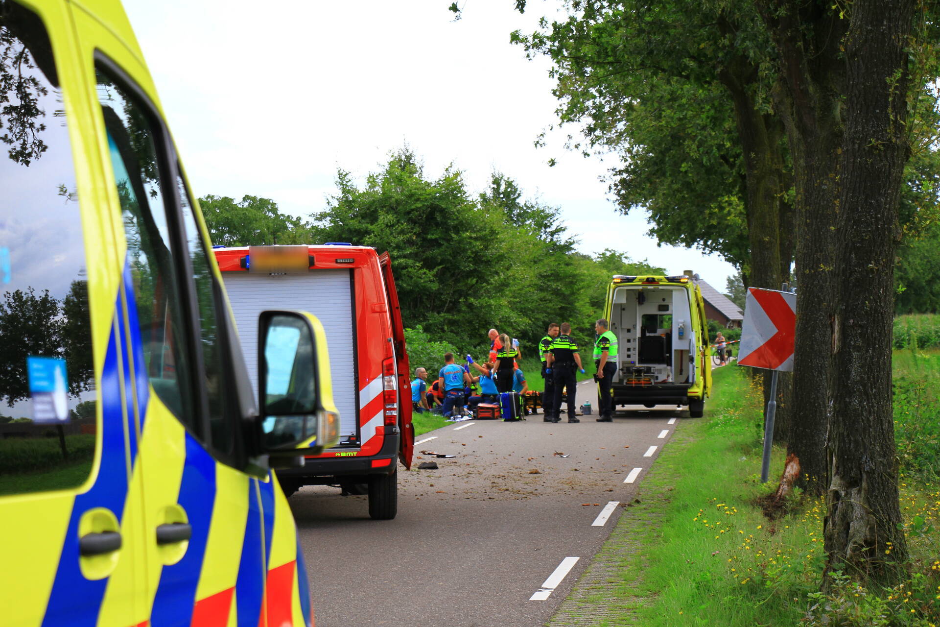 Motorrijder klapt op boom en belandt in greppel | 112-nu.nl