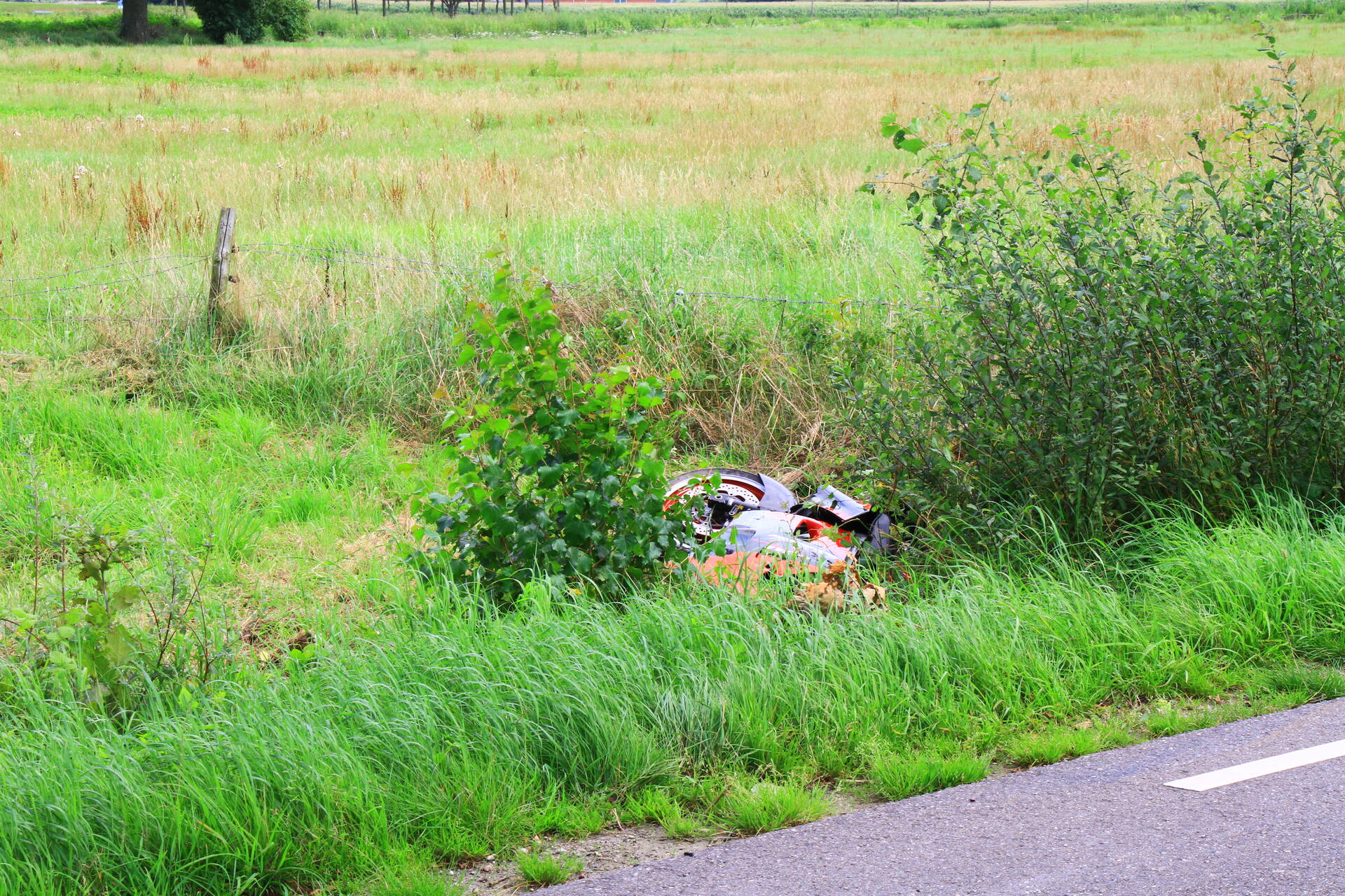 Motorrijder klapt op boom en belandt in greppel | 112-nu.nl
