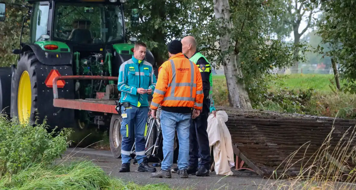 Fietser ernstig gewond bij botsing met stilstaande tractor | 112-nu.nl