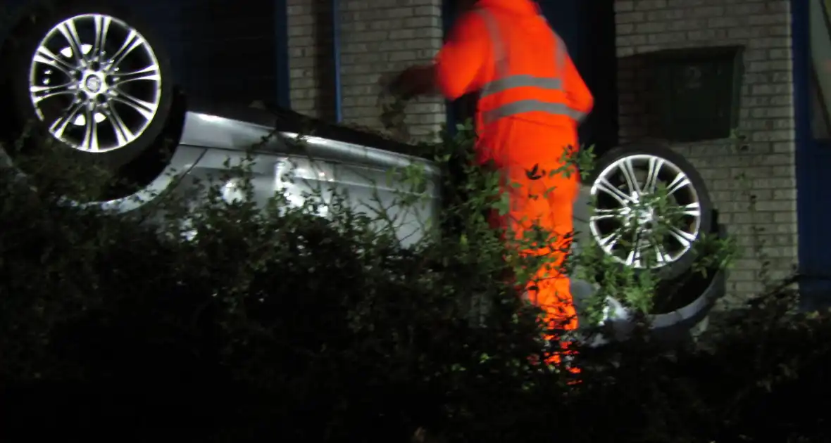 Bestuurder raakt macht over stuur kwijt, auto belandt op zijn kop | 112-nu.nl