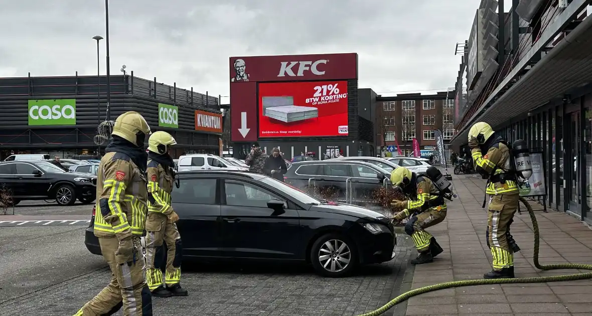 Rook onder de motorkap van de auto | 112-nu.nl