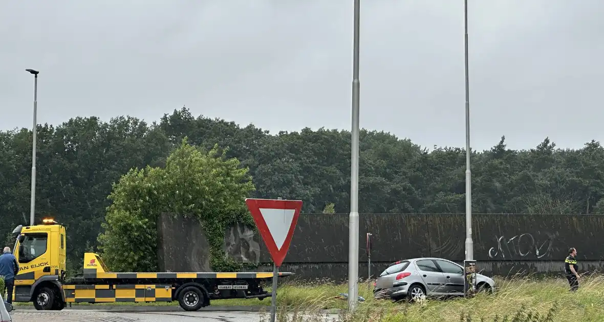 Automobilist rijdt tegen verkeersbord en komt tegen lantaarnpaal tot stilstand | 112-nu.nl