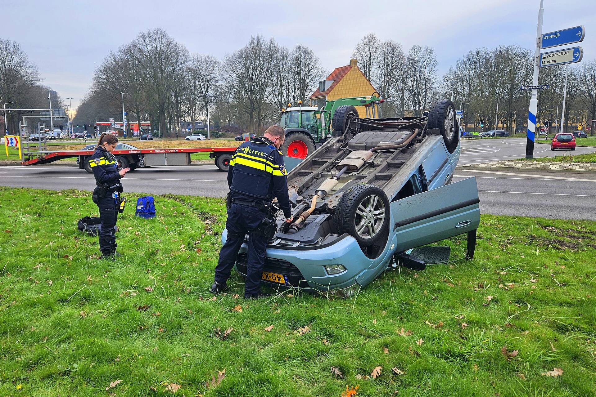 Auto belandt op kop naast rotonde | 112-nu.nl