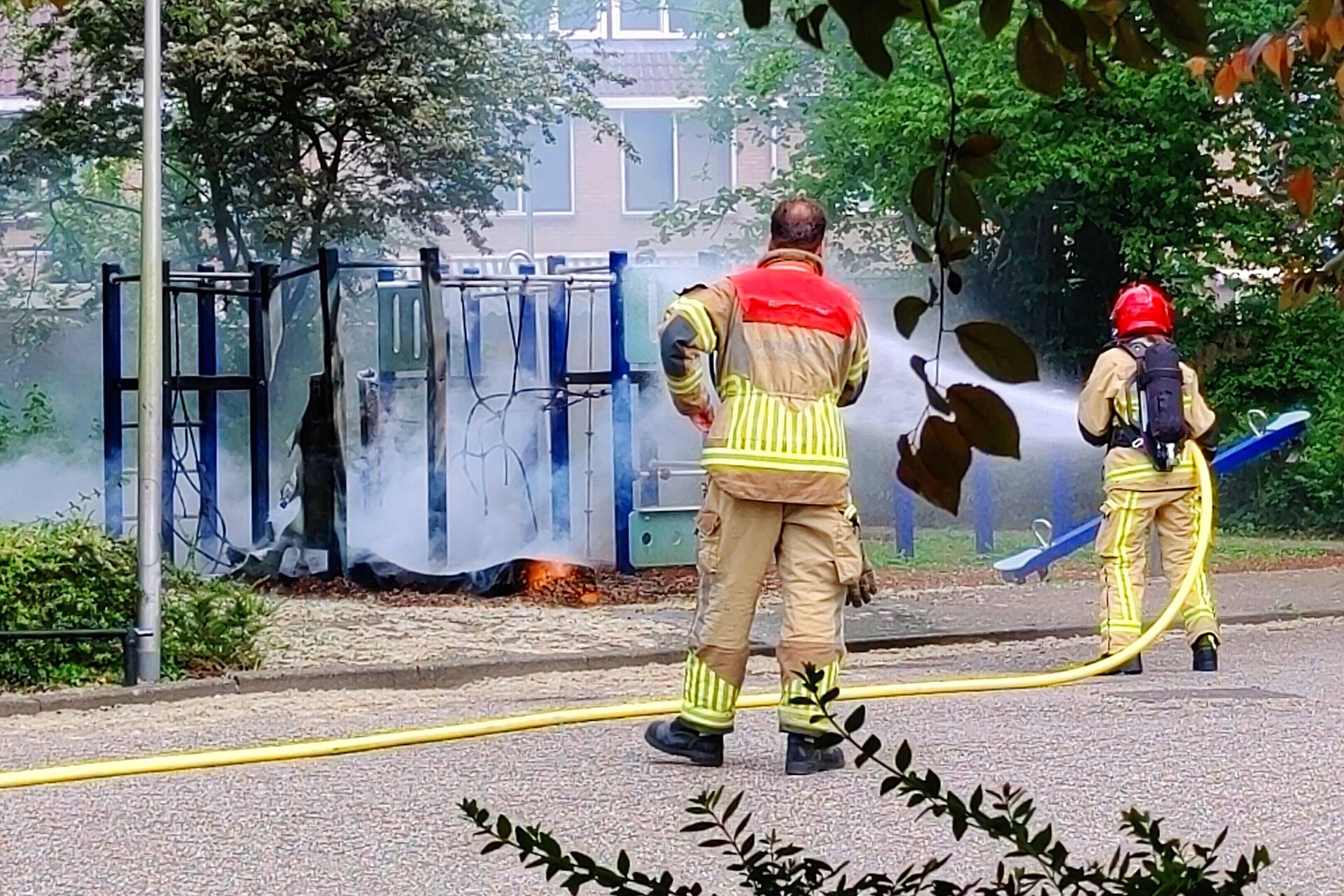 Buurtbewoners proberen brand te blussen | 112-nu.nl