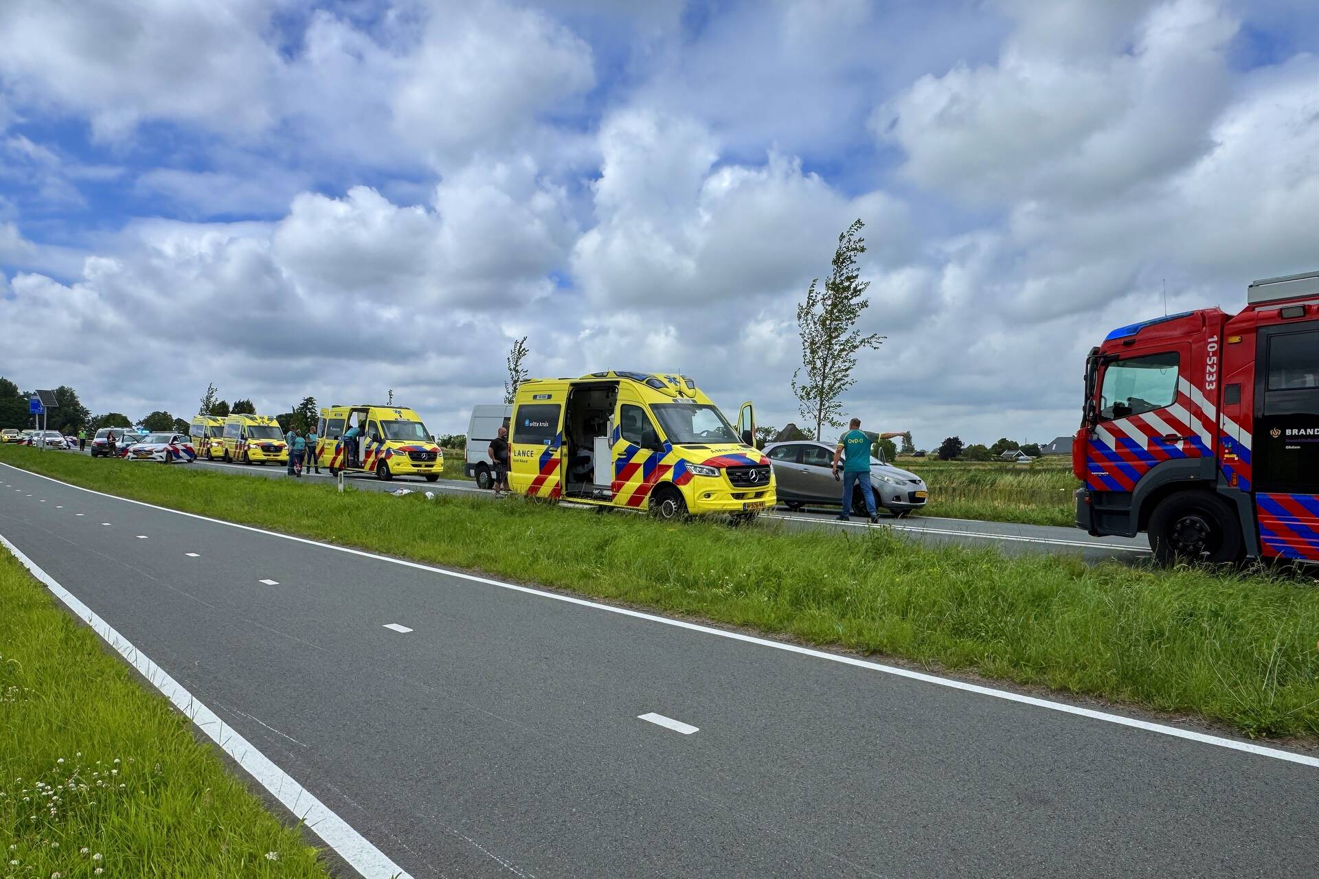 Twee personen overleden bij ernstig ongeval op N194, traumahelikopter ...