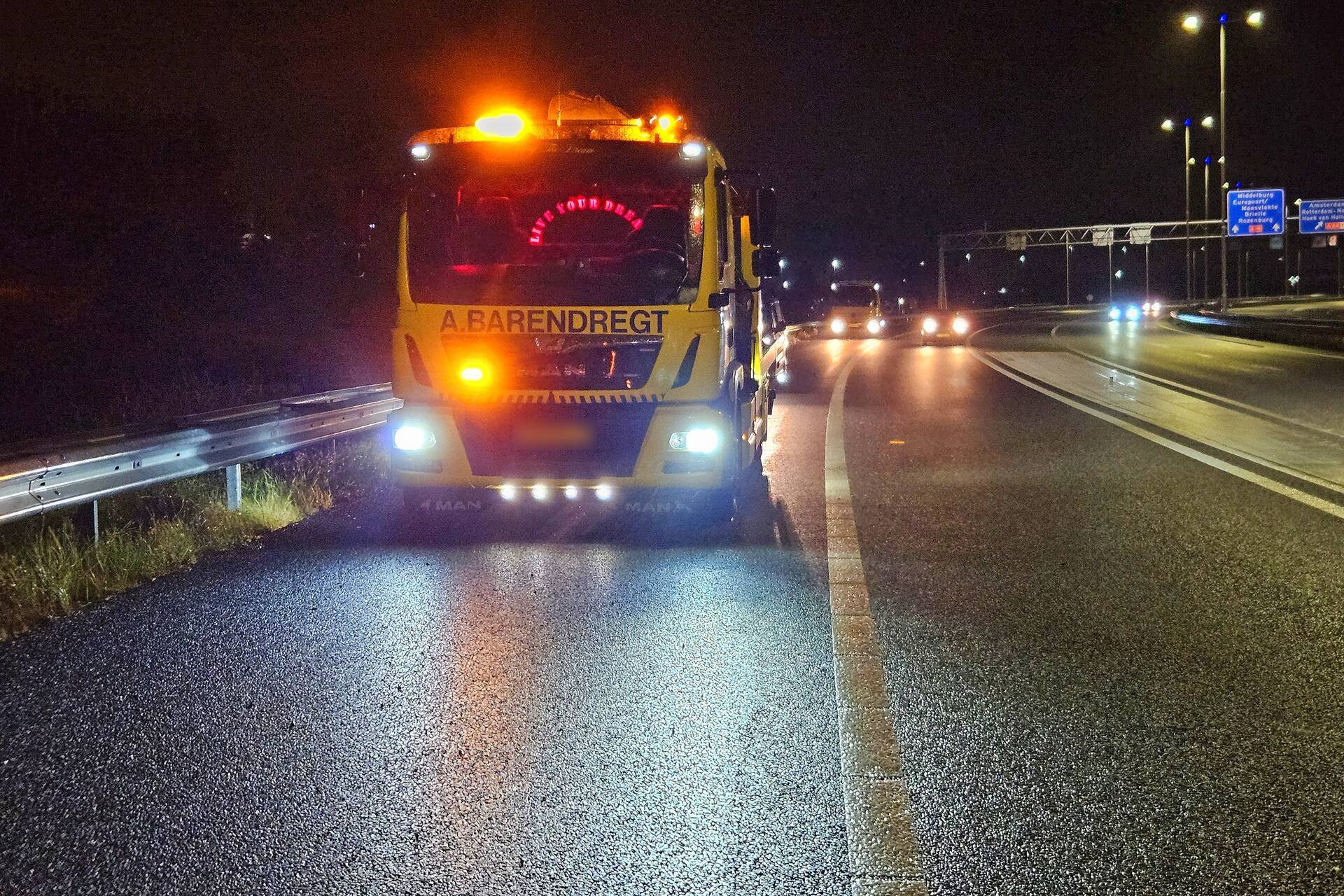 Auto botst tegen vangrail op snelweg | 112-nu.nl