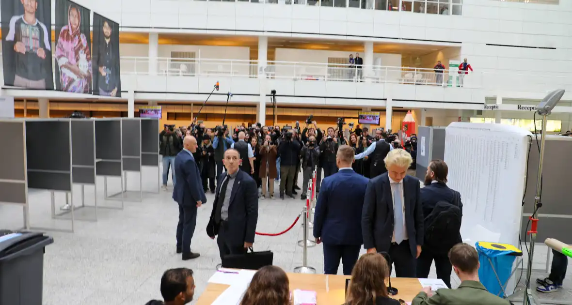 Grote belangstelling voor Wilders bij stembus | 112-nu.nl