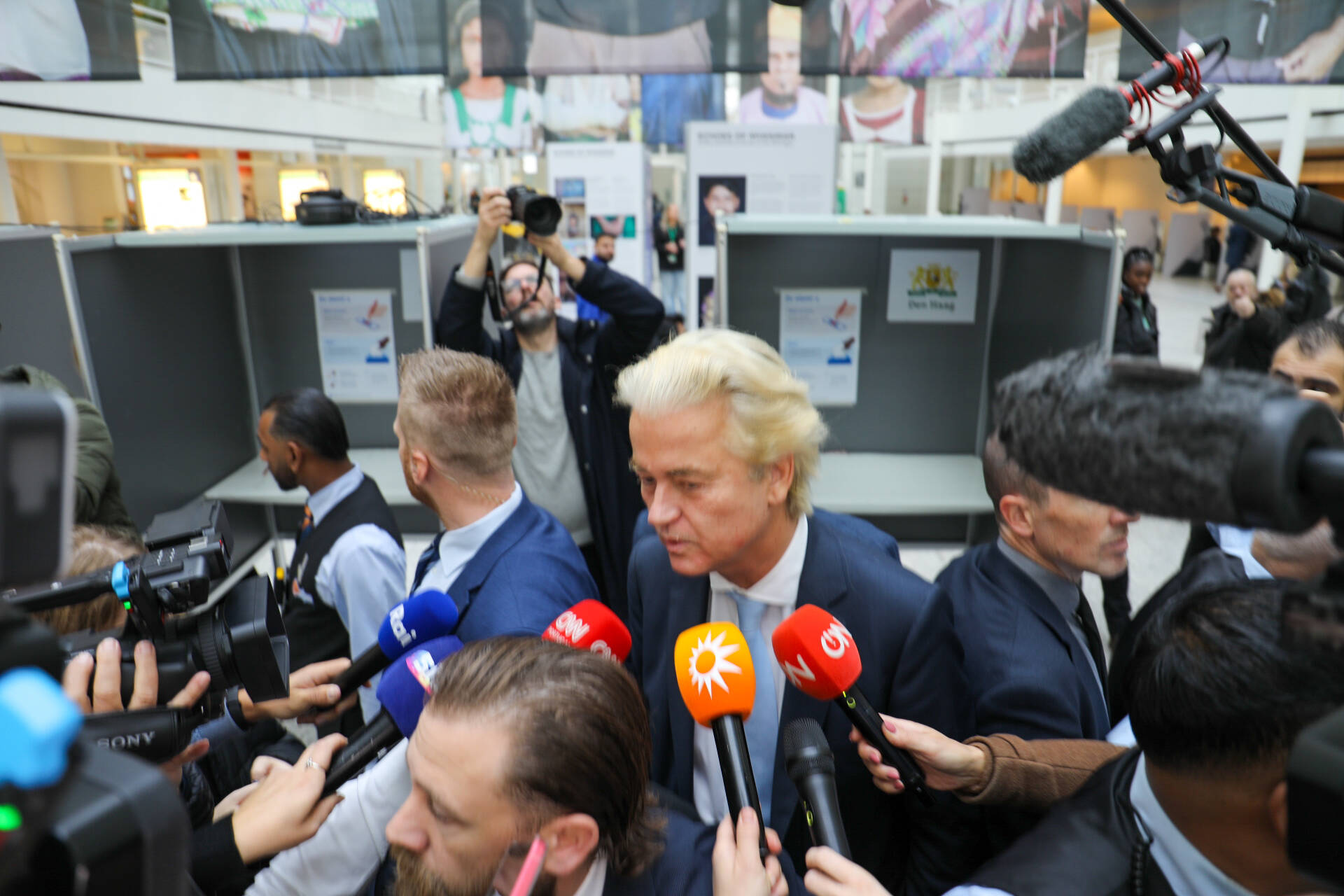 Grote belangstelling voor Wilders bij stembus | 112-nu.nl
