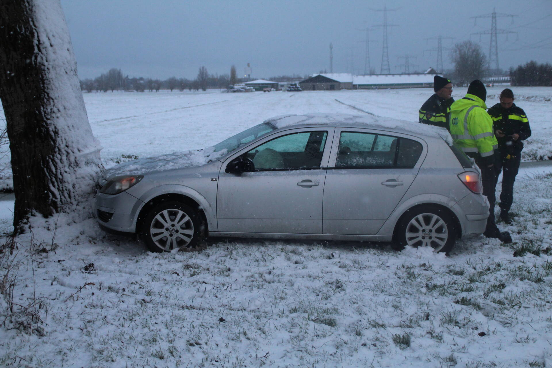 Auto klapt tegen boom door gladheid | 112-nu.nl