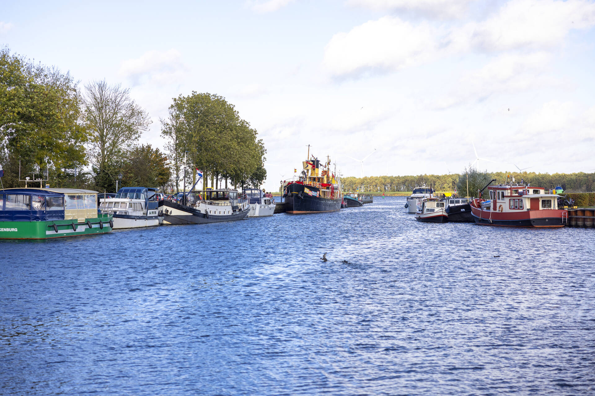 Pakjesboot 12 van Sinterklaas meert aan in de haven | 112-nu.nl