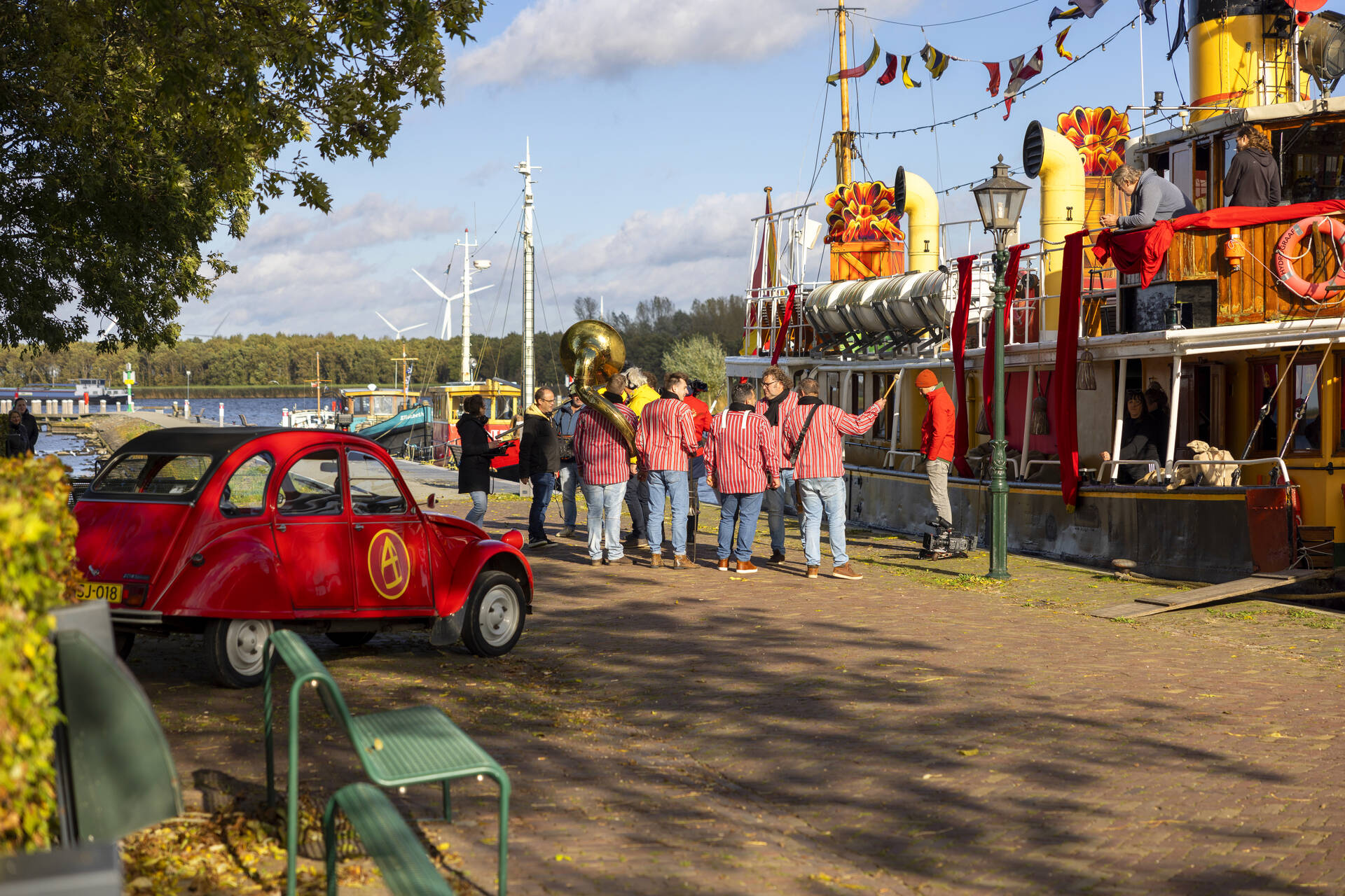 Pakjesboot 12 van Sinterklaas meert aan in de haven | 112-nu.nl