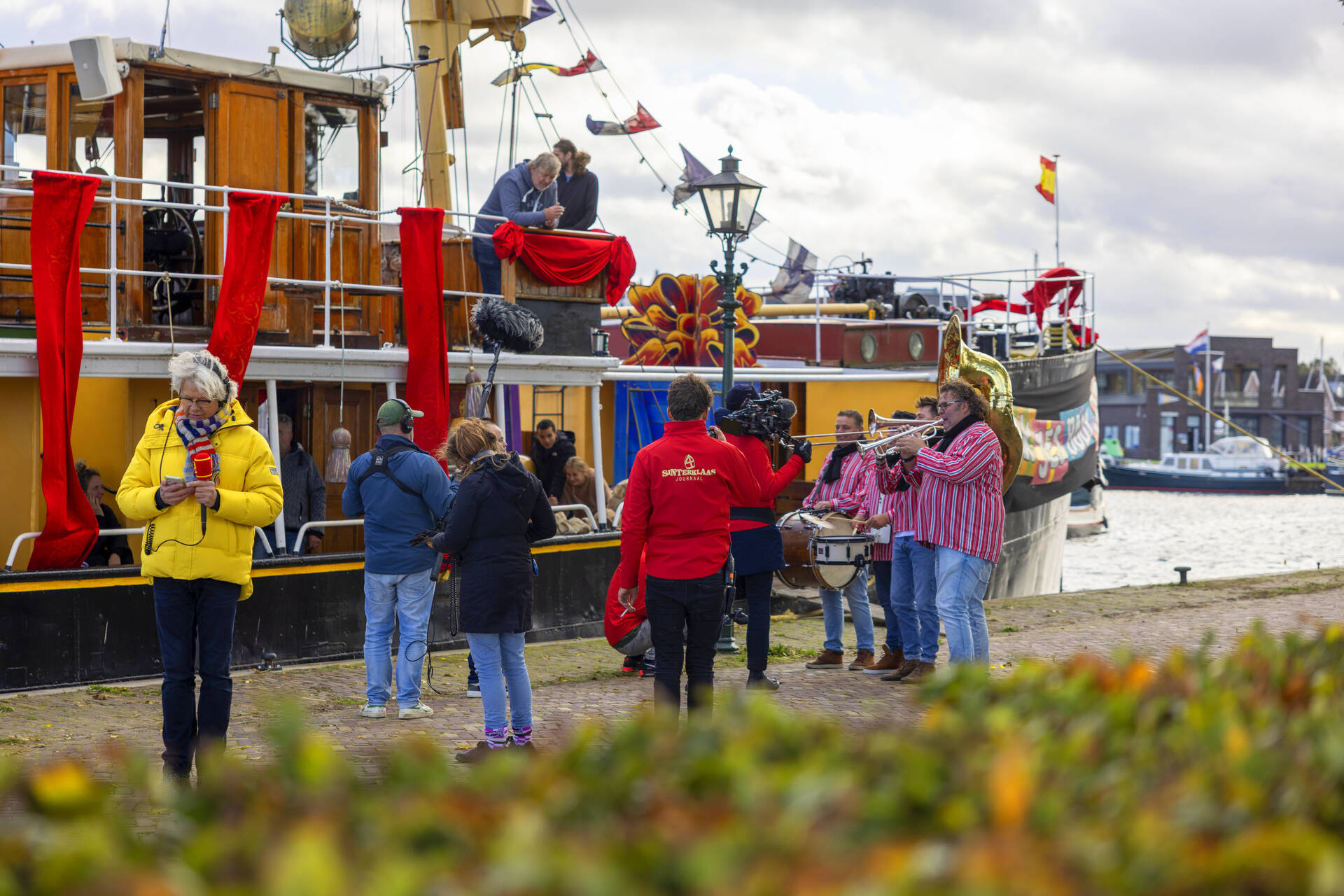 Pakjesboot 12 van Sinterklaas meert aan in de haven | 112-nu.nl