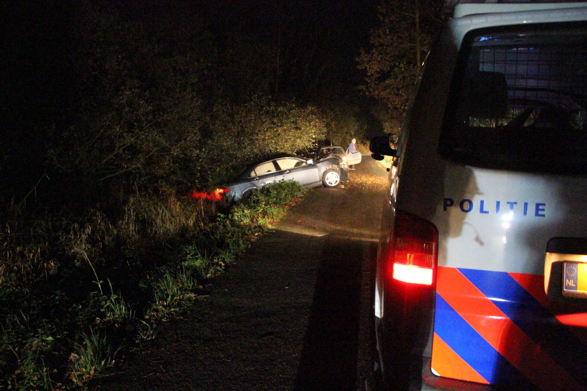 Auto in greppel na botsing met boom | 112-nu.nl