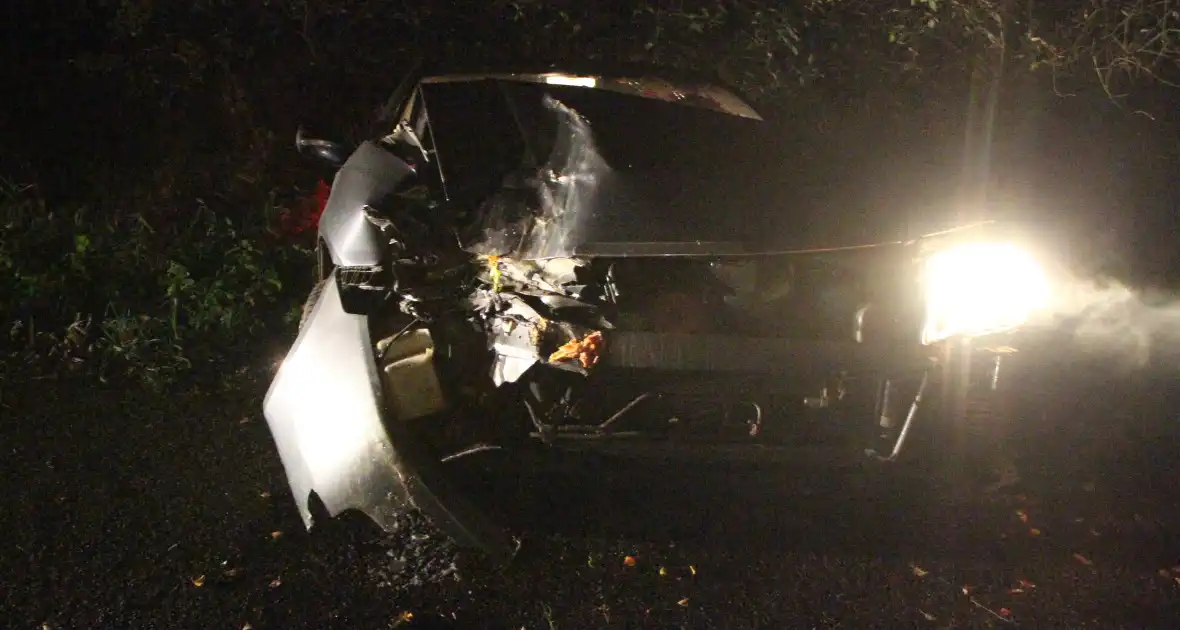 Auto in greppel na botsing met boom | 112-nu.nl