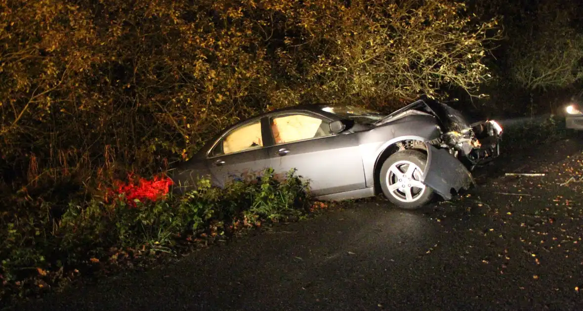 Auto in greppel na botsing met boom | 112-nu.nl