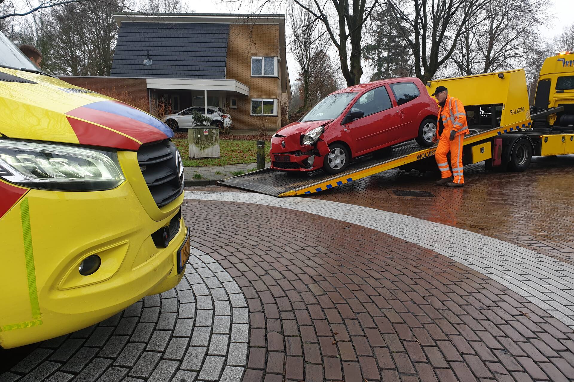 Twee auto's botsen frontaal op elkaar | 112-nu.nl