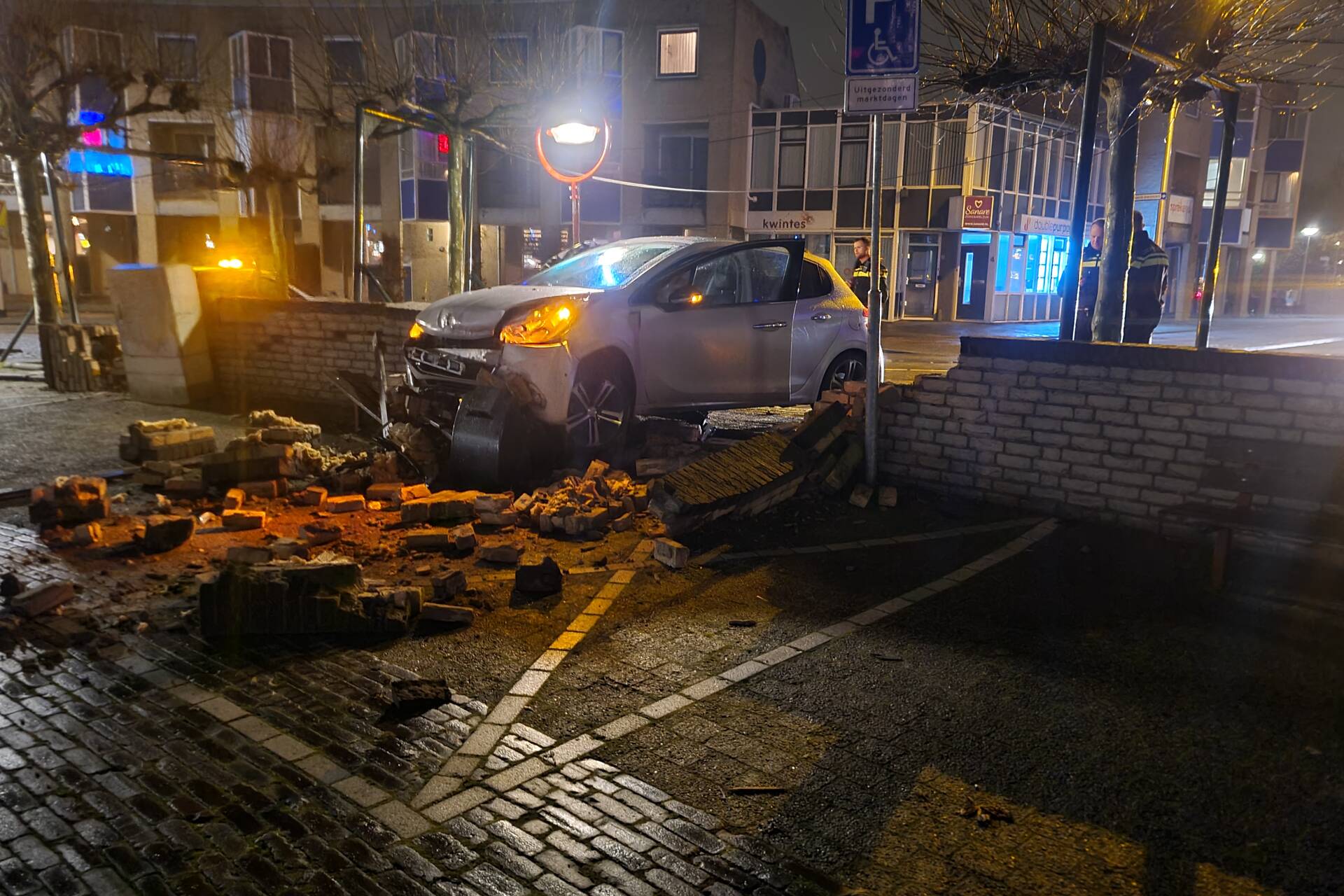 Automobilist verliest macht over het stuur en rijdt door stenen muur | 112-nu.nl