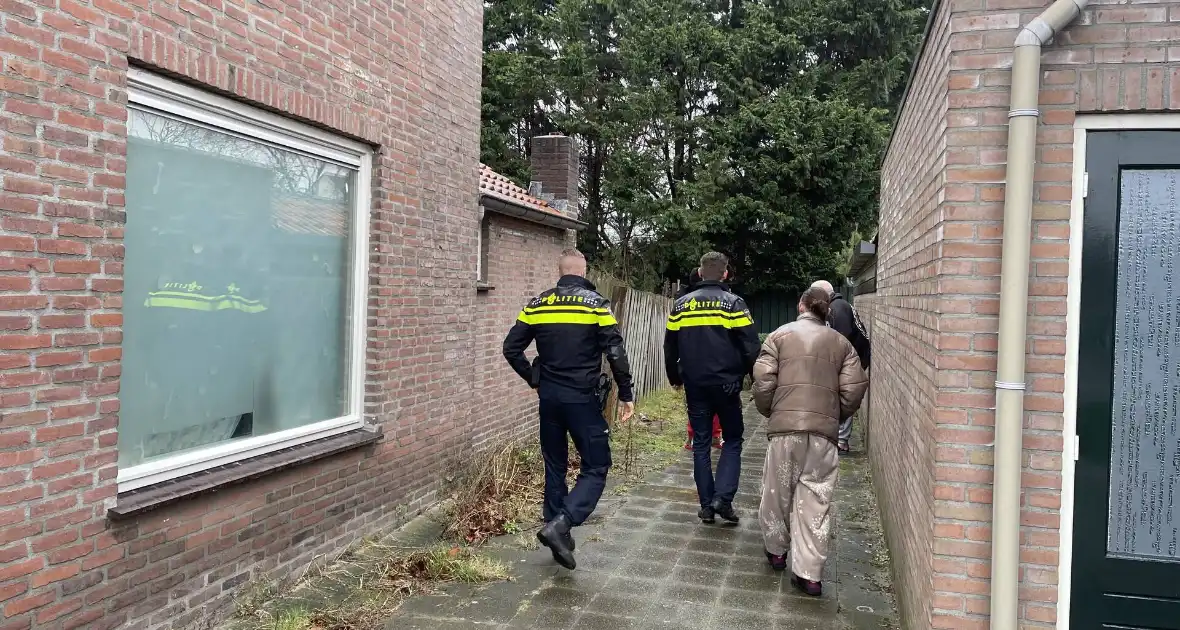 Conifeer boom belandt op schuur van buren | 112-nu.nl