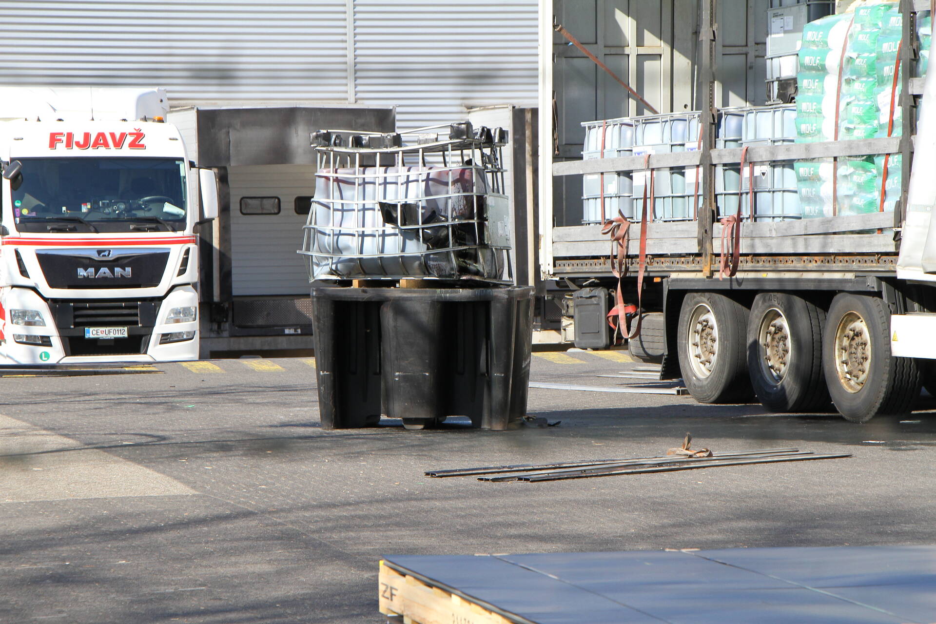 IBC-container valt van trailer vrachtwagen af | 112-nu.nl