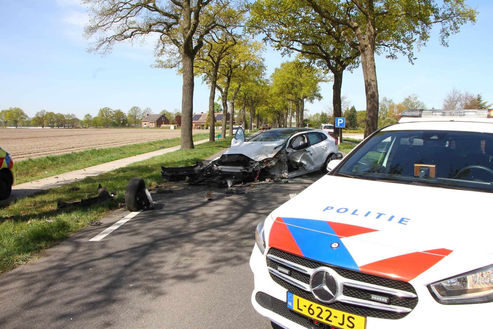 Automobilist gewond bij botsing tegen boom | 112-nu.nl